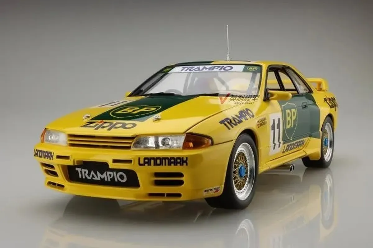 Fujimi 1/12 Nissan Skyline GT-R BP Oil Trampio Model Kit | 142029