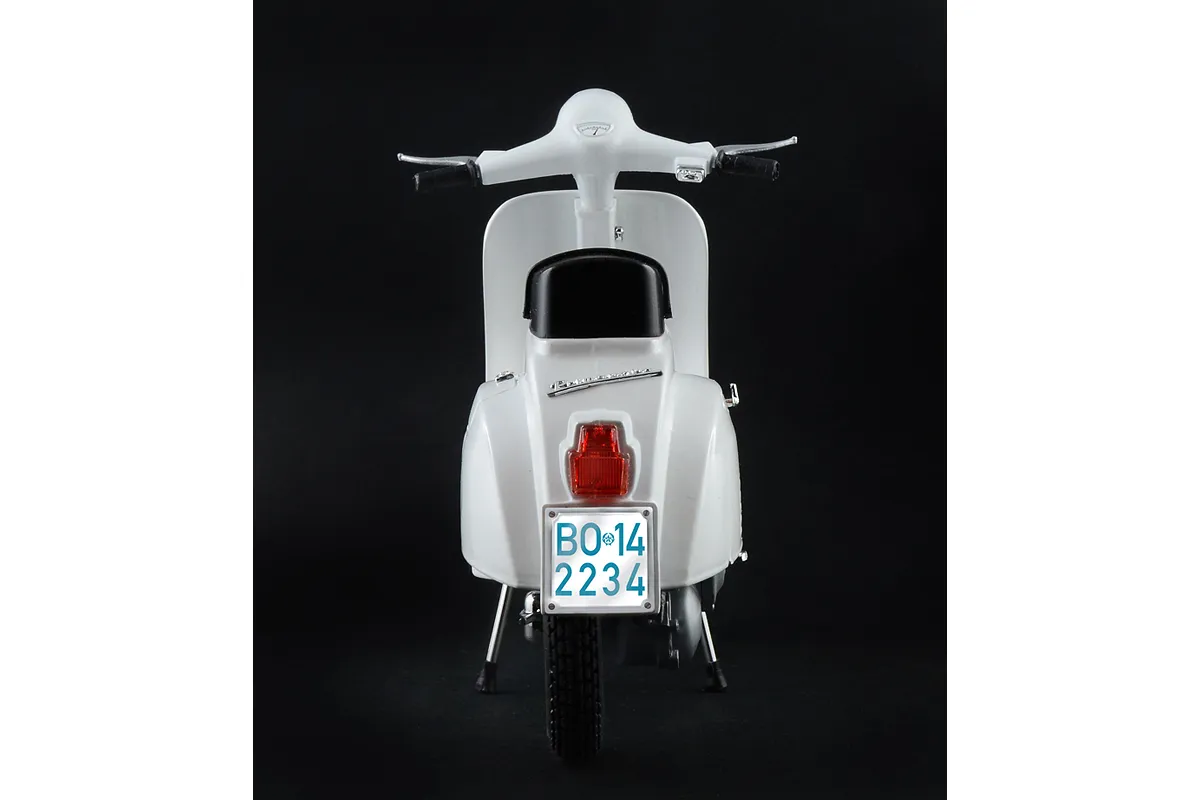Italeri 1/9 Vespa 125 Primaverai Scooter Scaled Plastic Model Kit | 4633