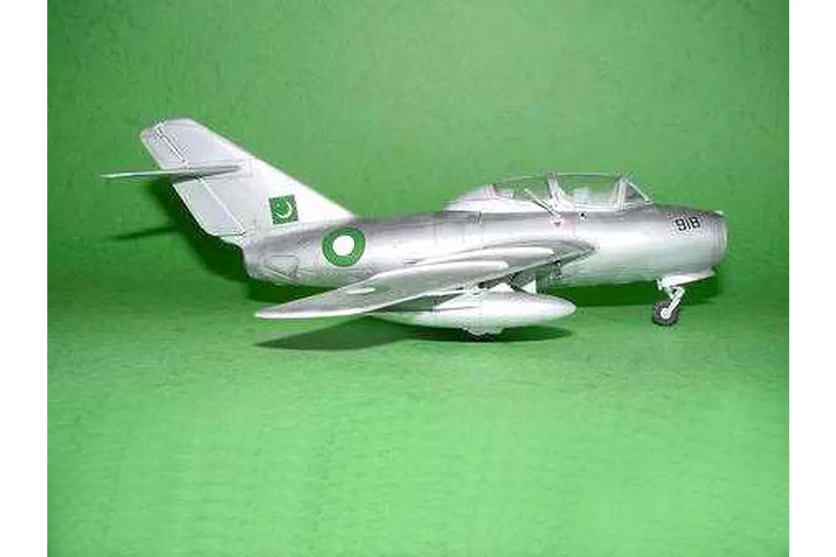 Trumpeter 1/48 Mikoyan Gurevich MiG-15 UTI Midget Jet Scaled Plastic ...