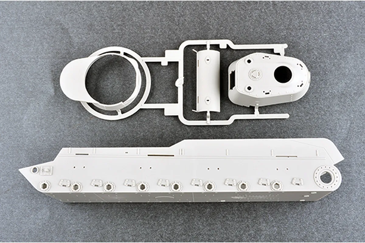 Trumpeter 1/35 Soviet SMK Heavy Tank Scaled Plastic Model Kit | 09584