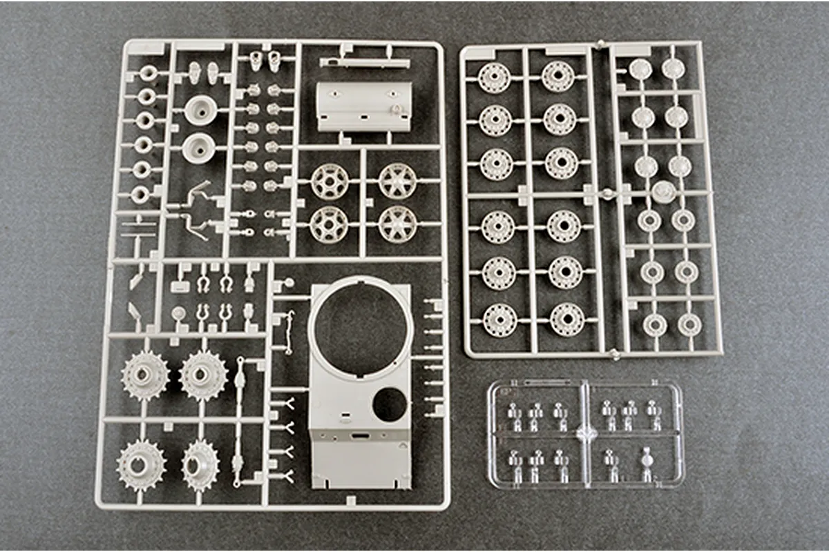 Trumpeter 1/35 Soviet SMK Heavy Tank Scaled Plastic Model Kit | 09584