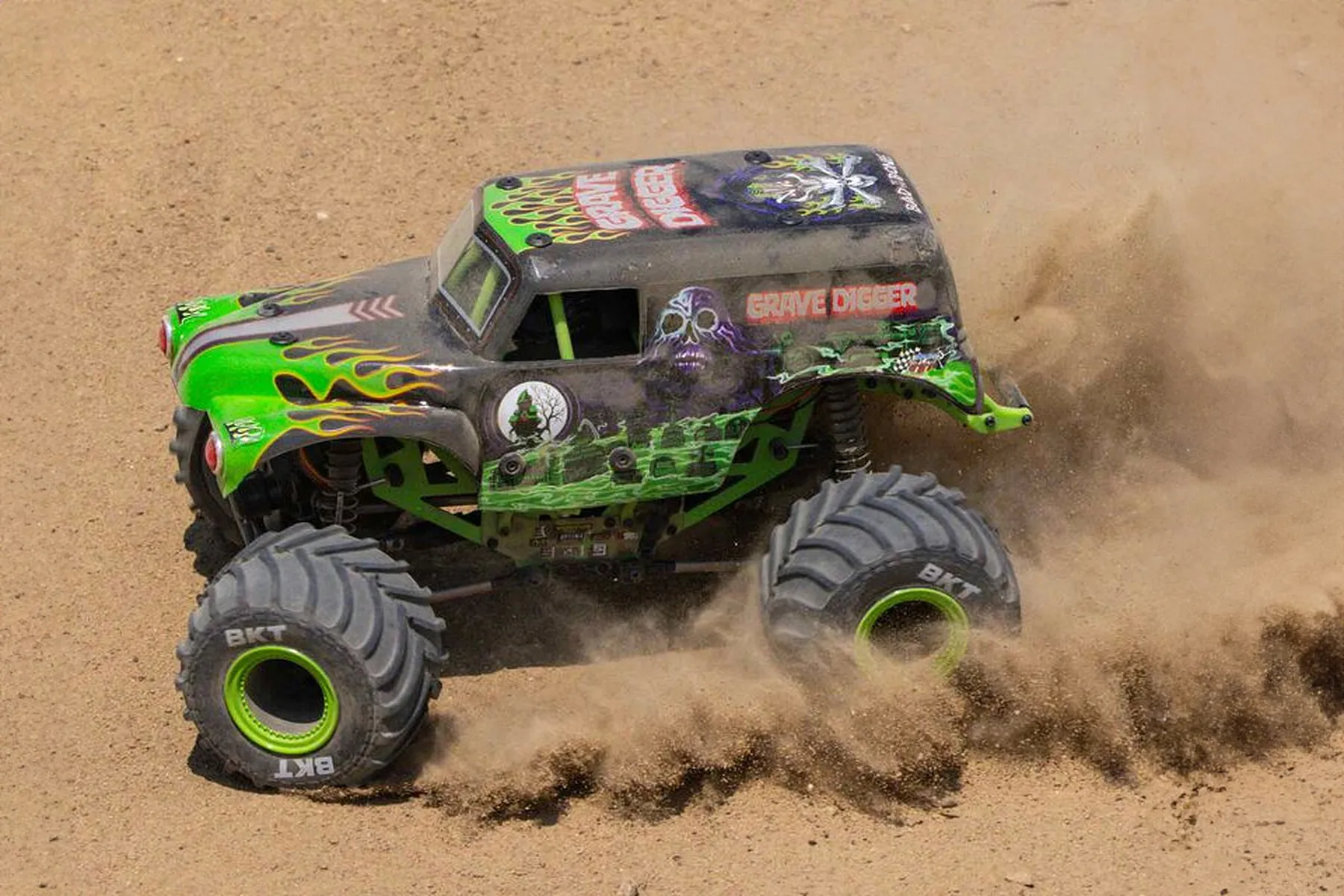 Losi Mini LMT Grave Digger RC Monster Truck Electric 4WD 1/18 Scale RTR ...